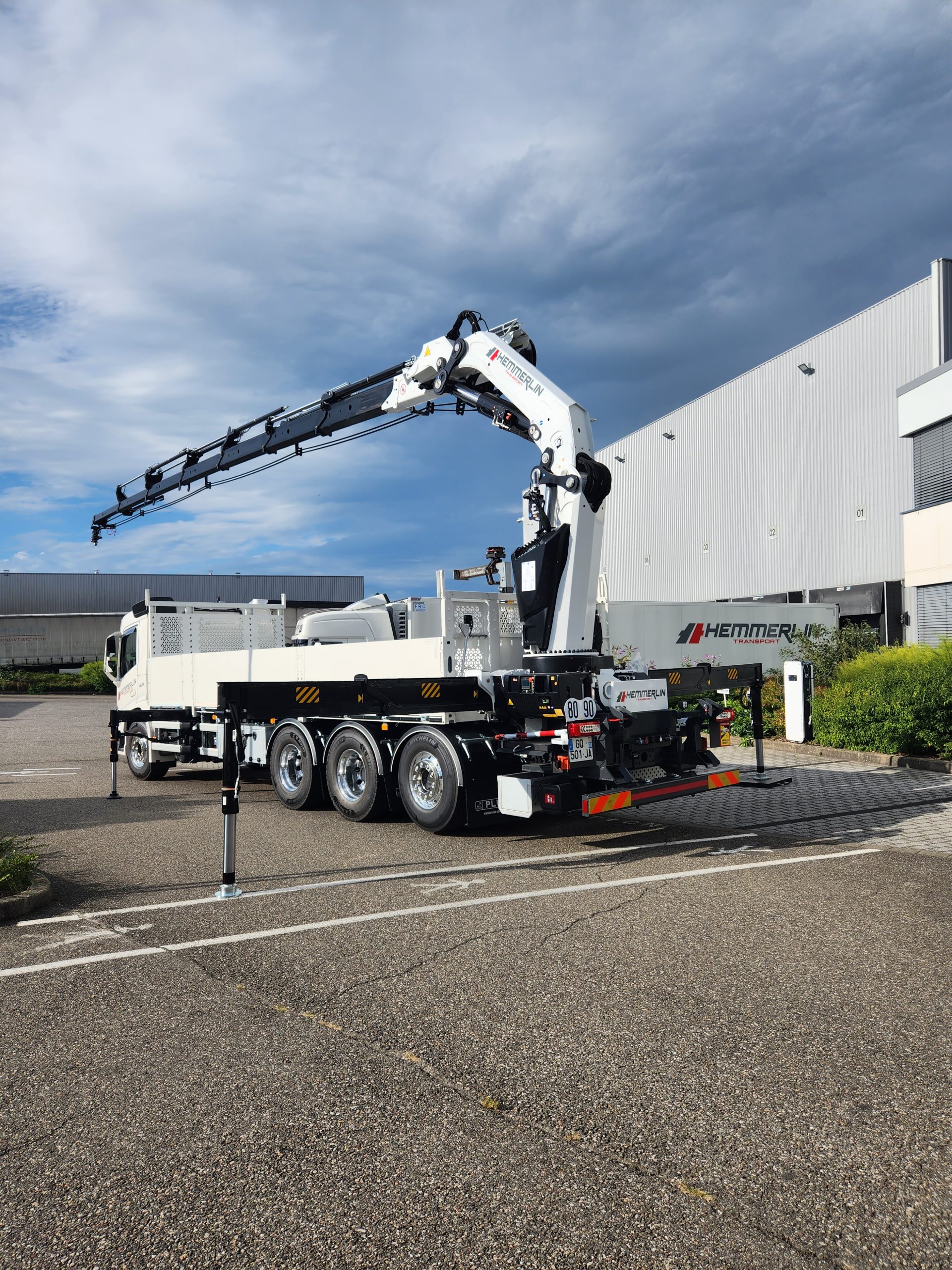 Camion bras de grue : Puissance et précision pour vos chantiers | Hemmerlin
